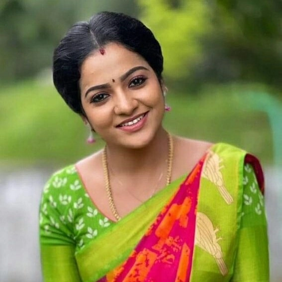 சின்னத்திரை நடிகை சித்ராவின் தந்தை மரணம் ..மகளின் துப்பட்டாவிலேயே தூக்கிட்டு தற்கொலை..! - TamilWire